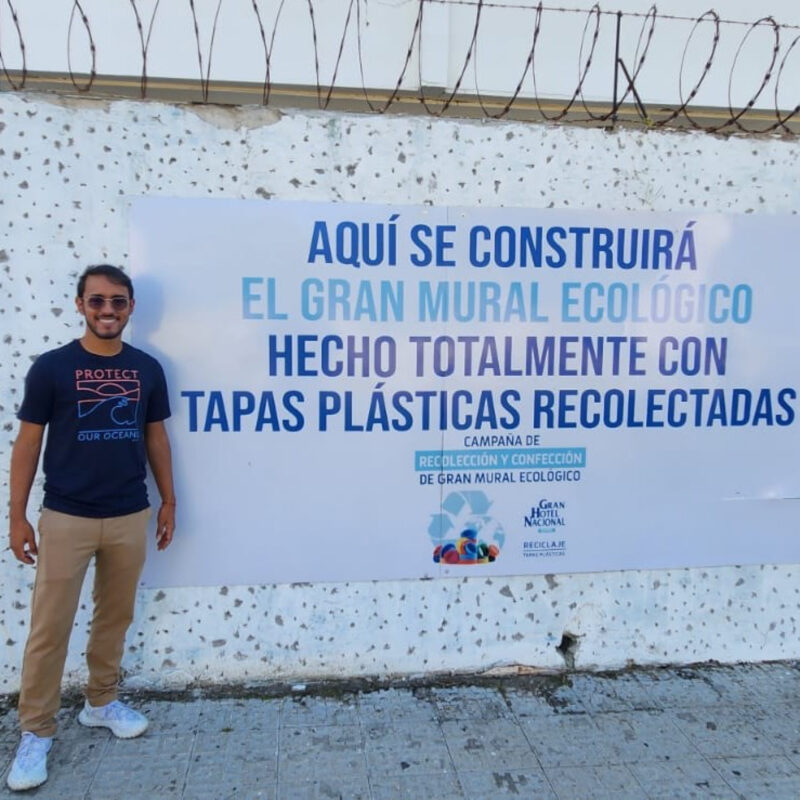 Artista plástico venezolano realiza un mural ecológico para un hotel en ...